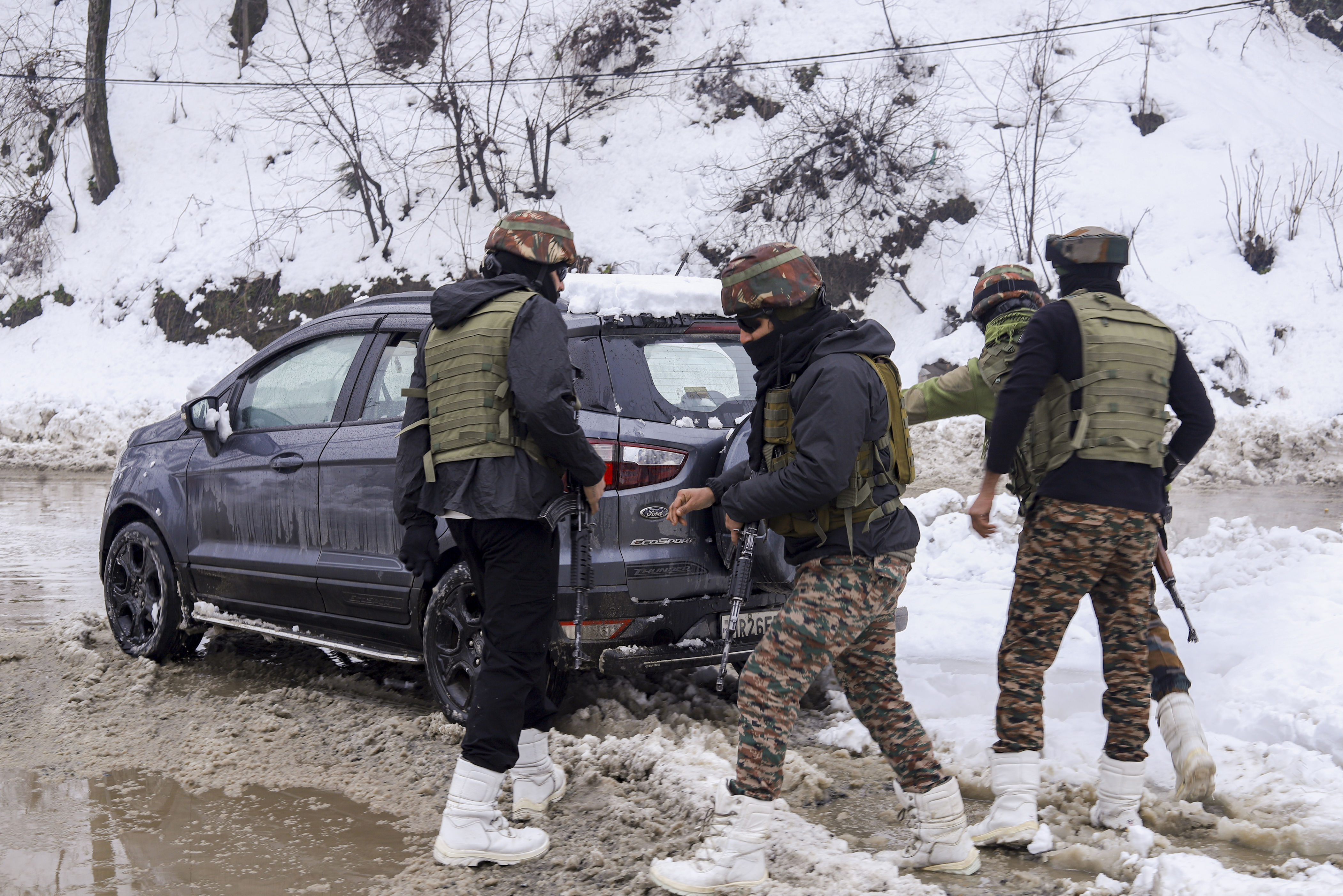Jammu-Srinagar highway remains closed for second day