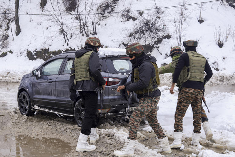 Jammu-Srinagar highway remains closed for second day