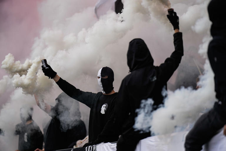 Pyro i toppfotballen: Politiet frykter at luftveissyke diskrimineres