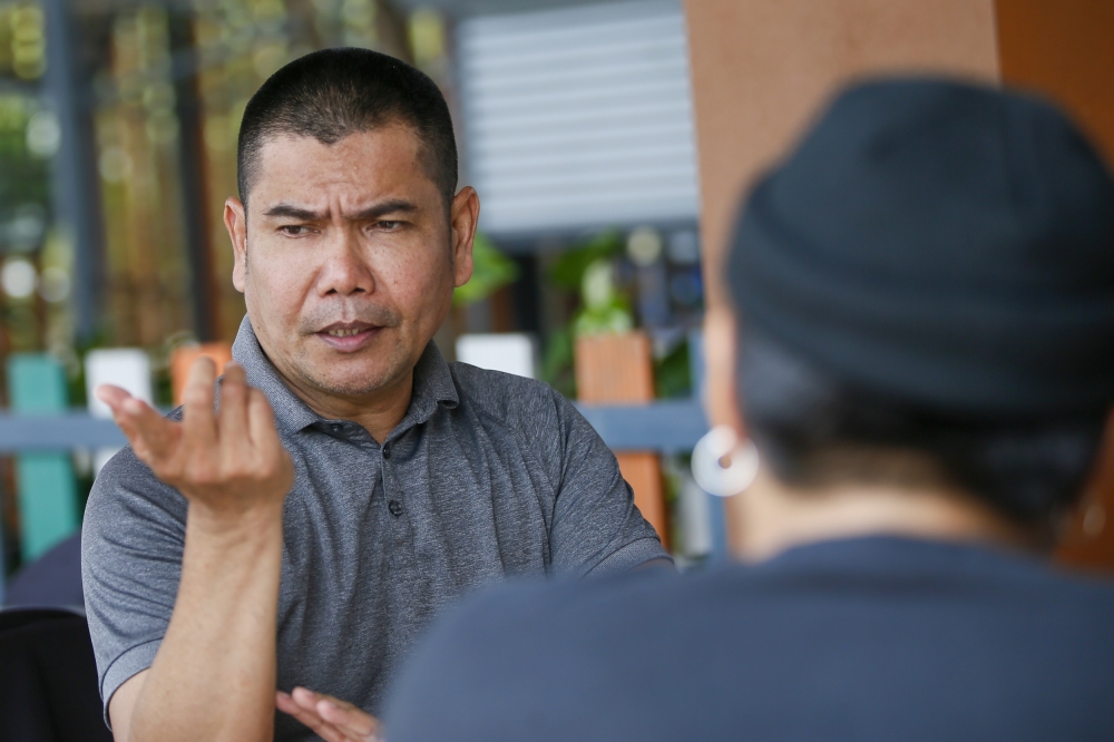 Court officials, police force way into Jamal Yunos’s house to seize ...