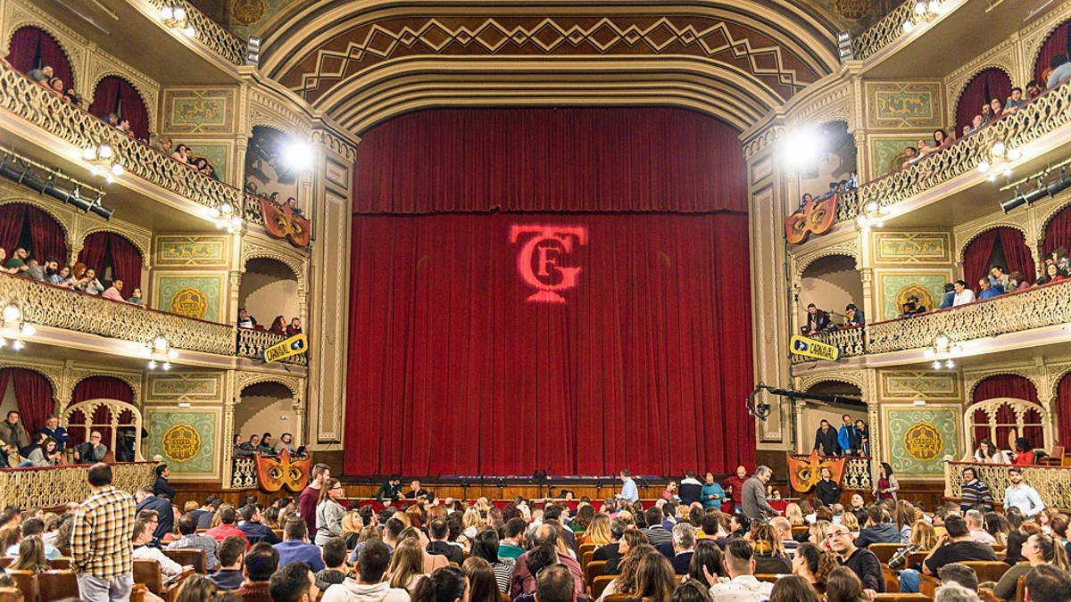 La chirigota del Bizcoho se sube al balcón del Falla como saeteros