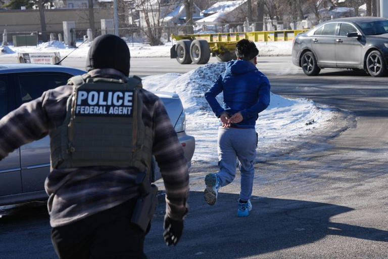 Desperate man runs while handcuffed as several ICE agents frantically ...