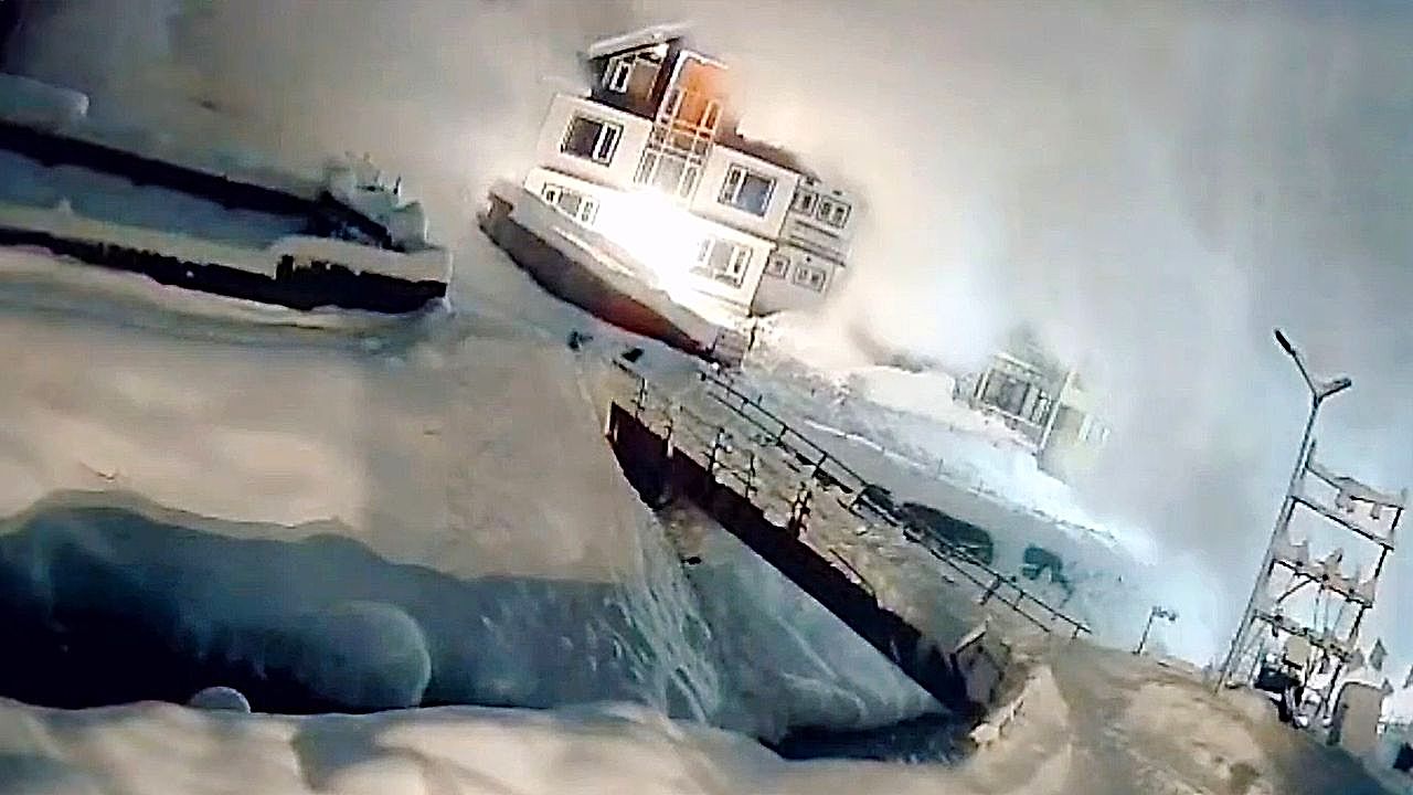 Massive avalanche crashes into tourist resort in India