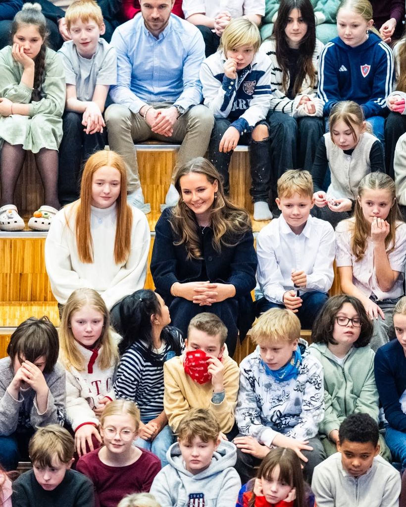 Ingrid de Noruega, al más puro estilo 'Frozen' en un trineo tirado por ...