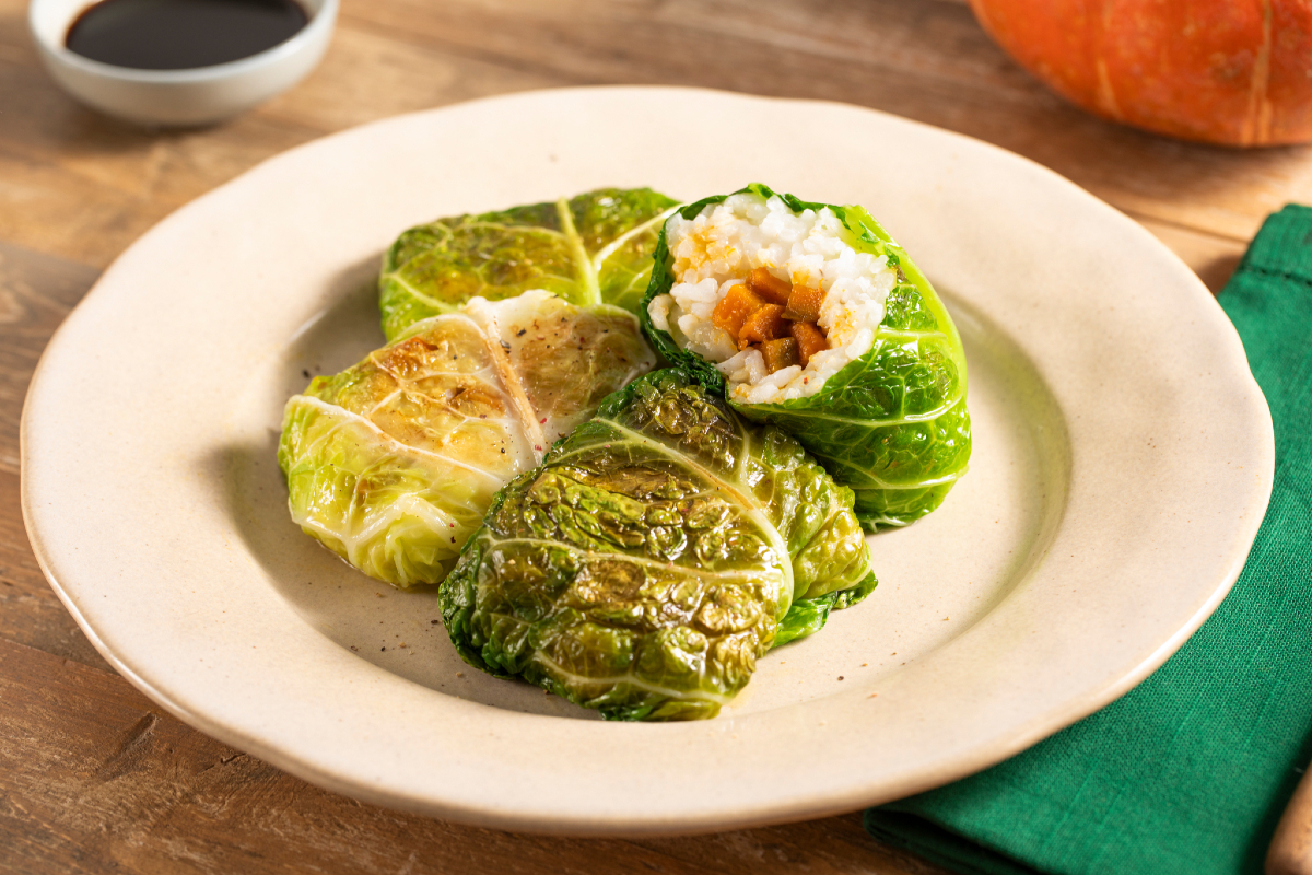 Stuffed savoy cabbage rolls with rice and pumpkin