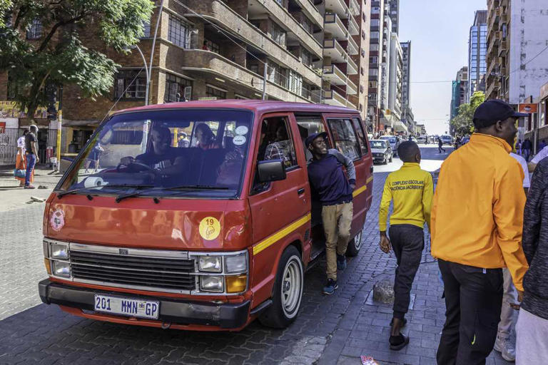 Viral clip exposes taxi driver's dangerous overtaking on busy road