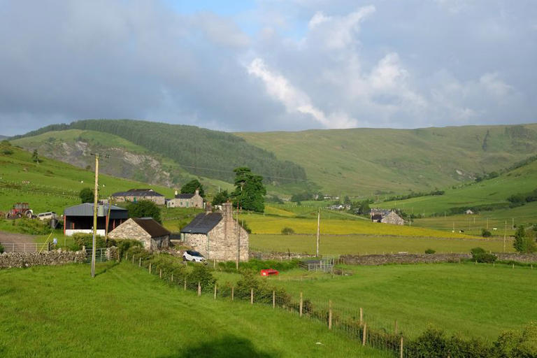 'Epic' walking route in Wales has 'incredible' views of mountains and ...