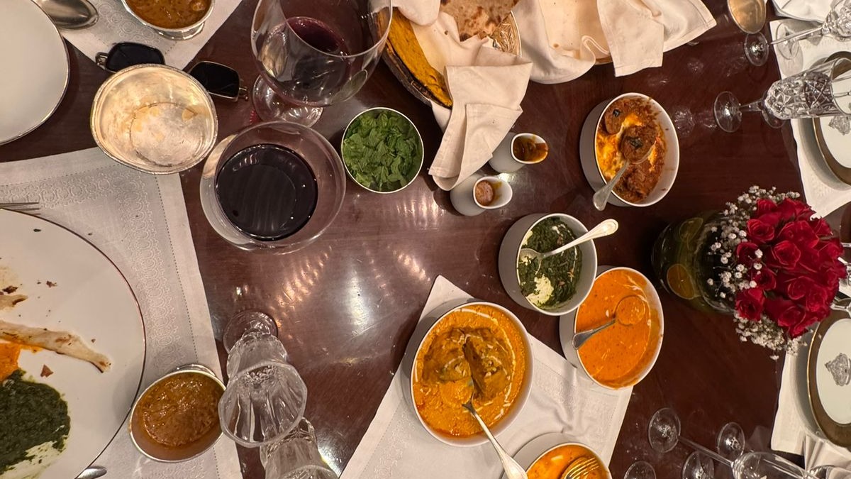 How to host a thoughtful dinner for guests at home