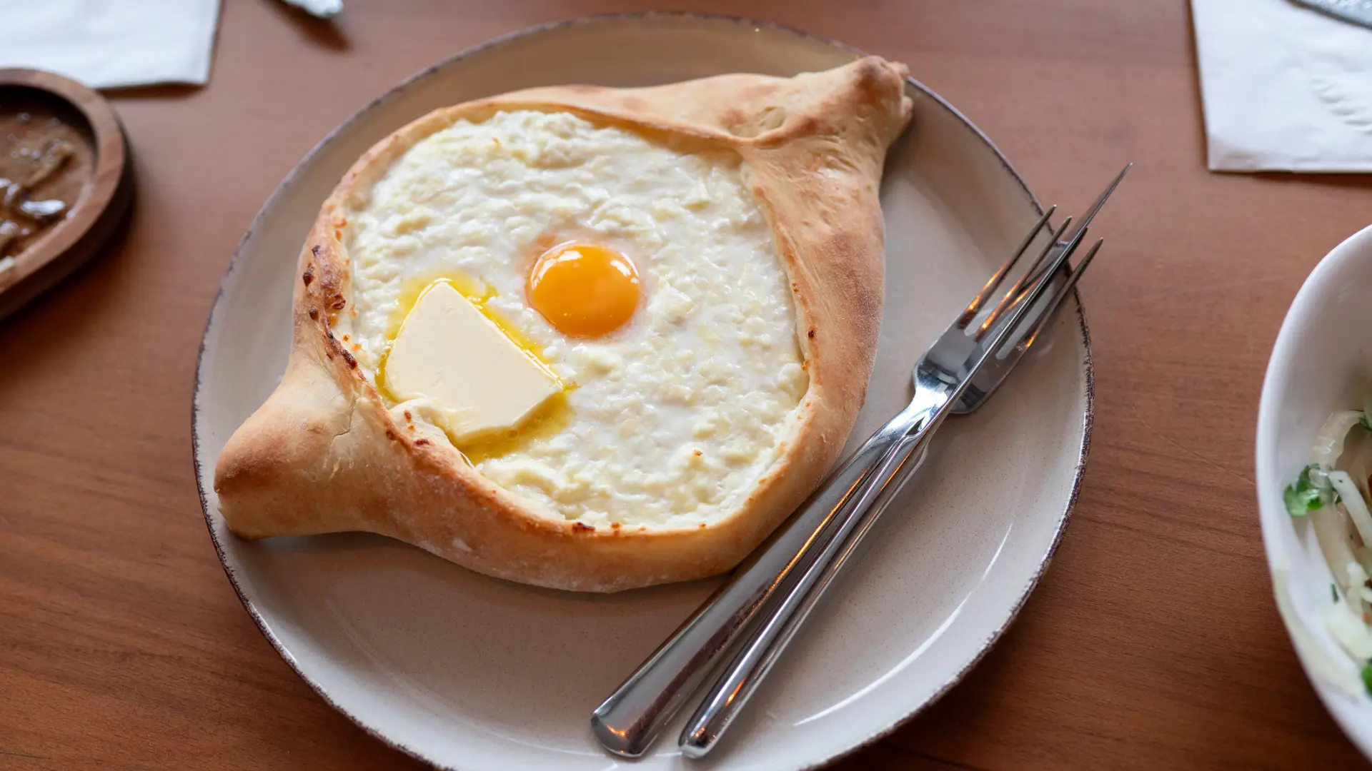 Cómo hacer khachapuri en casa, el panecillo relleno de queso, huevo y ...
