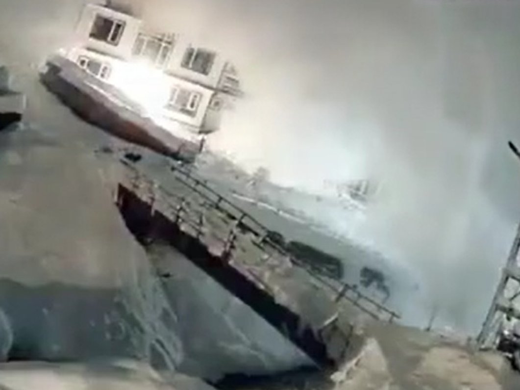 Up to the third floor: Avalanche buries houses beneath it