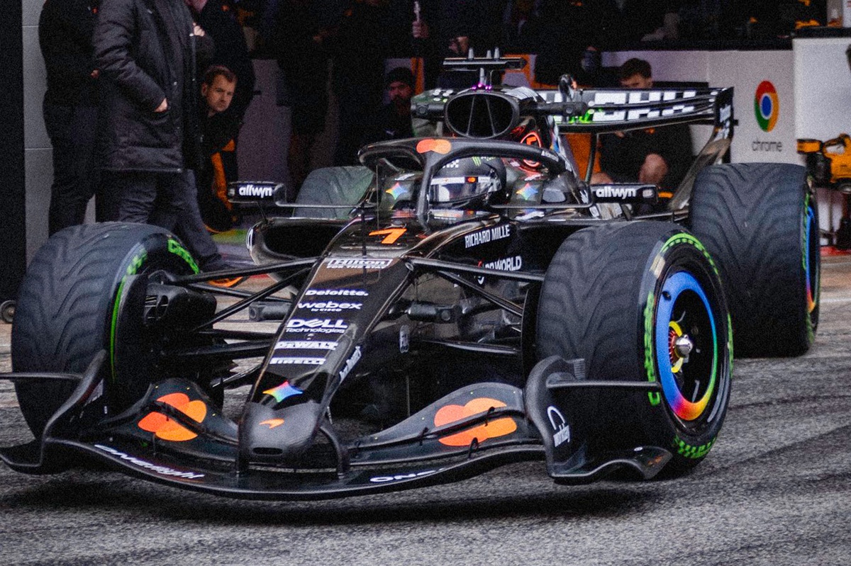 Así es el McLaren MCL40 que ha debutado en el test de F1 2026 en Barcelona