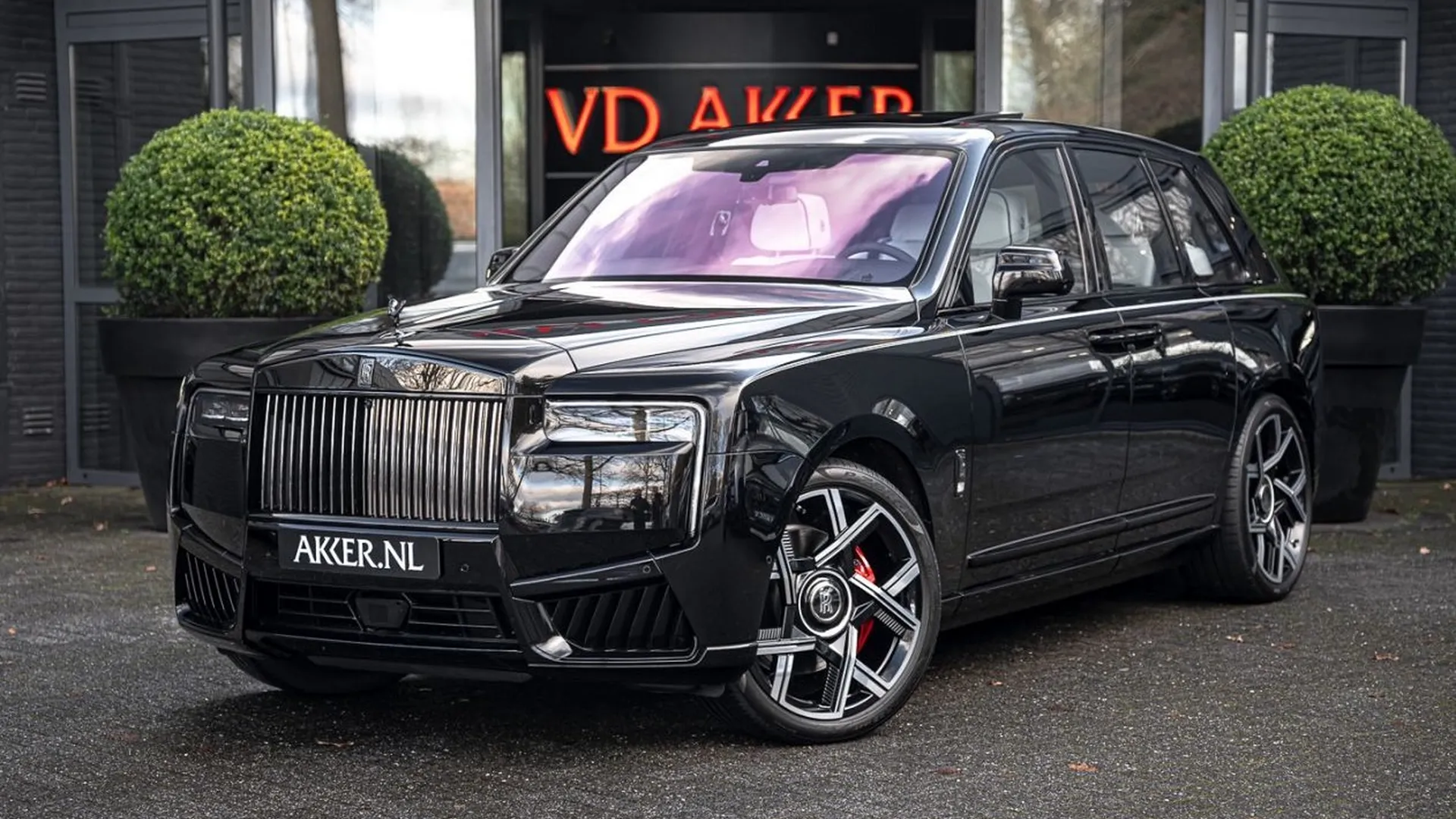 Sportieve Rolls-Royce Cullinan Black Badge in de etalage bij ...