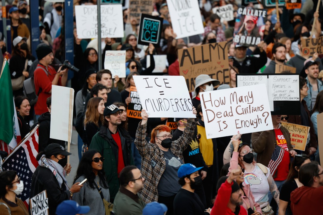 2 federal agents shot at Alex Pretti in Minneapolis, DHS report says