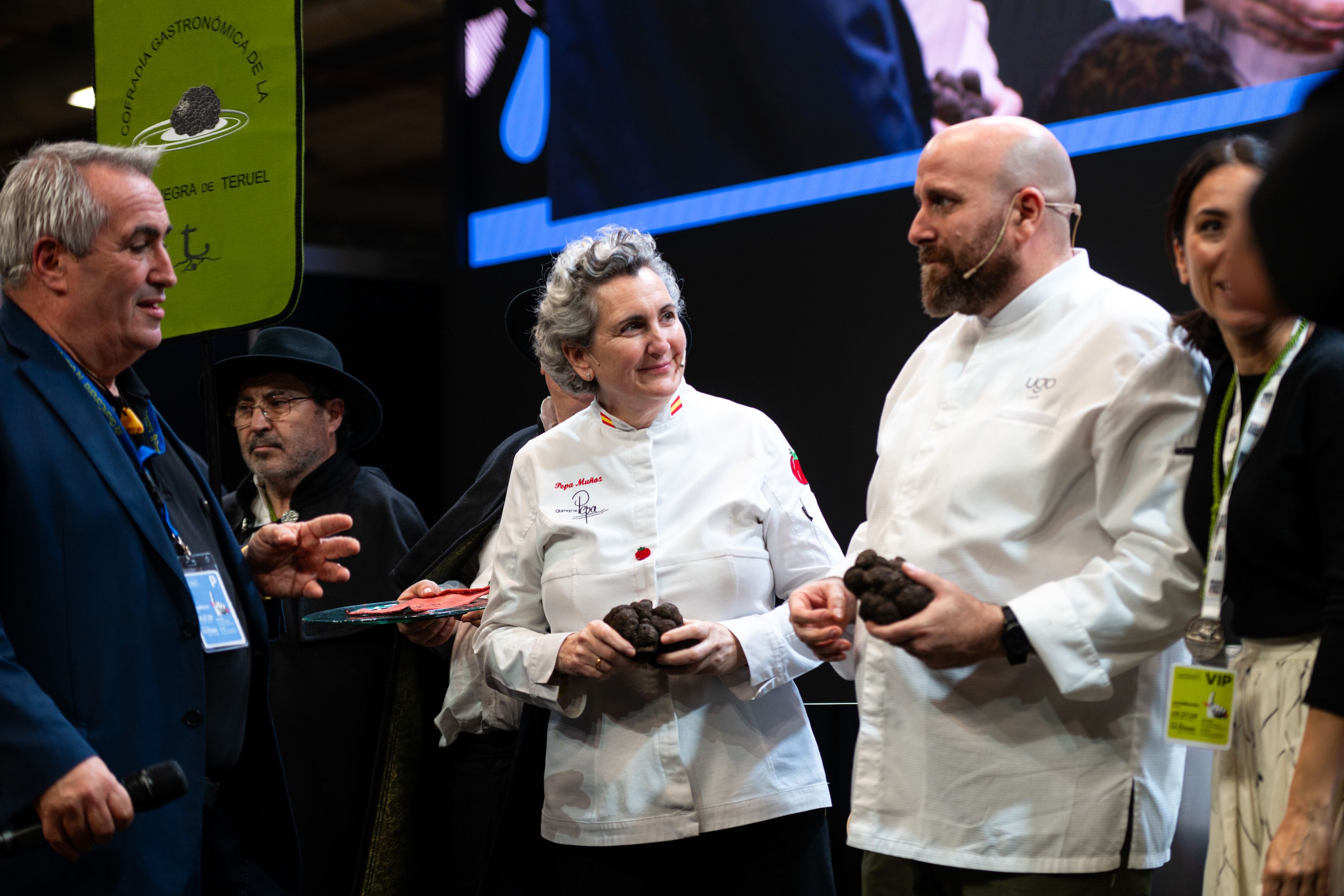 Así es una subasta solidaria de trufa negra de Teruel