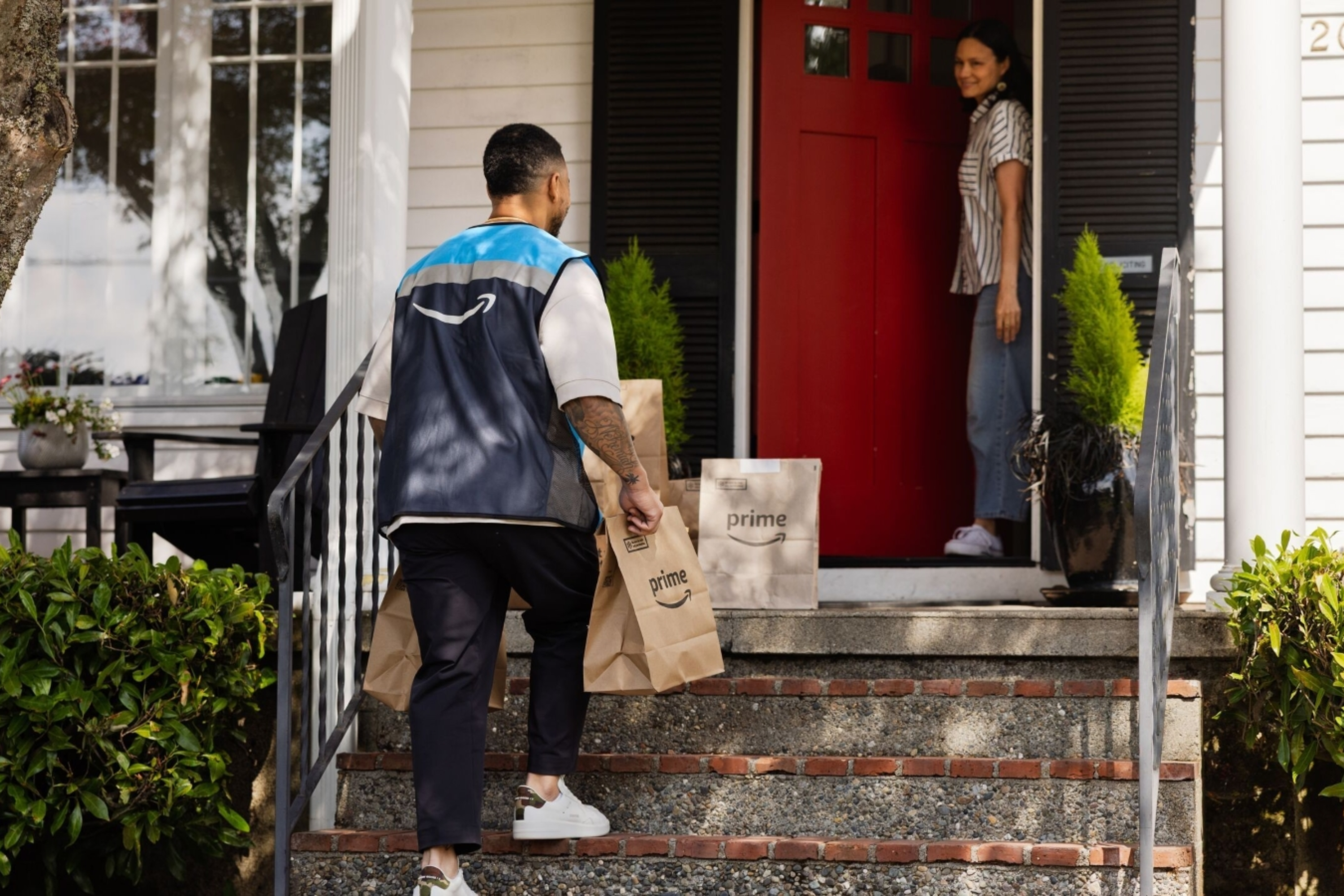 Amazon to close Fresh and Go stores