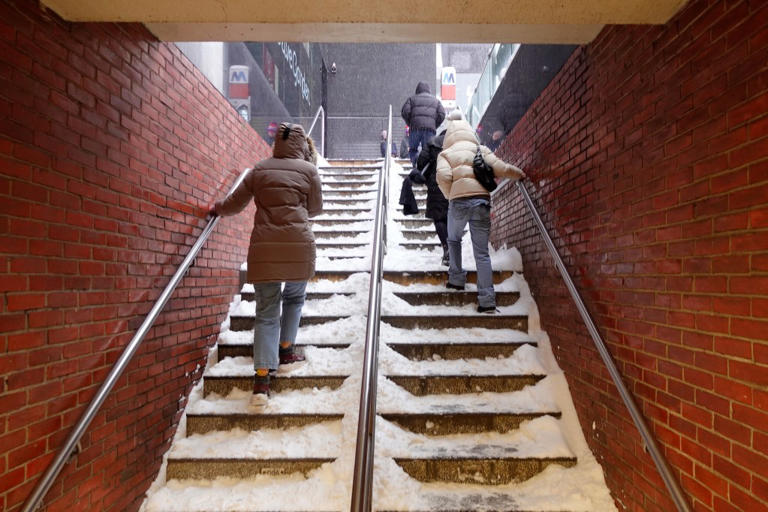 Winter storm warning as 12 inches of snow to hit: "Blizzard conditions"
