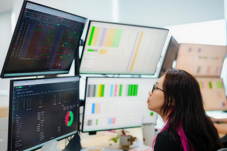 VN-Index chìm trong 'sắc đỏ', giảm hơn 100 điểm sau 7 phiên