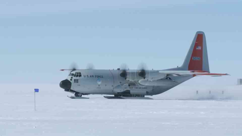 This plane takes off with rockets