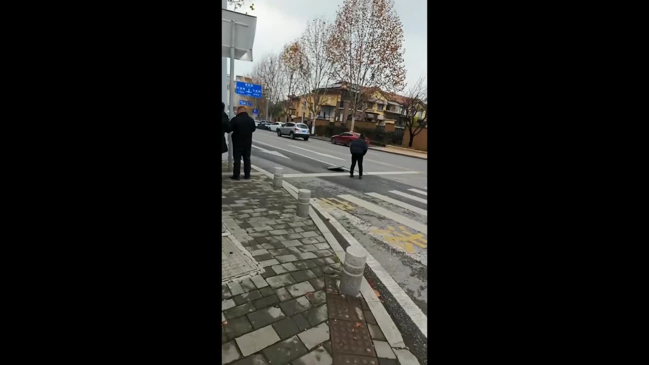 Pedestrians concerned by 'dancing' manhole cover thinking it could lead ...