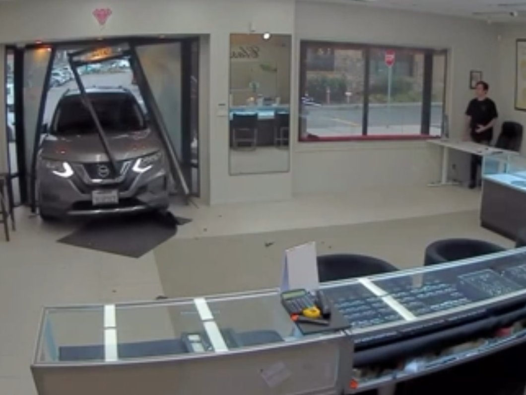 Robbery in broad daylight: Jewelry thieves smash glass front with car