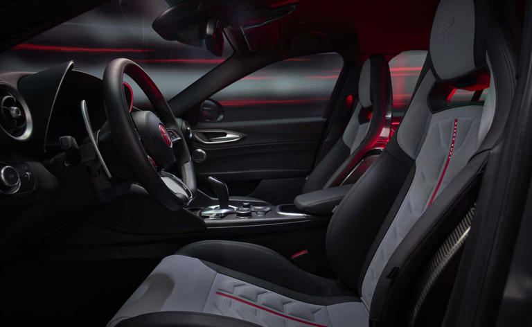 Alfa Romeo Giulia Quadrifoglio Luna Rossa: la berlina italiana ...