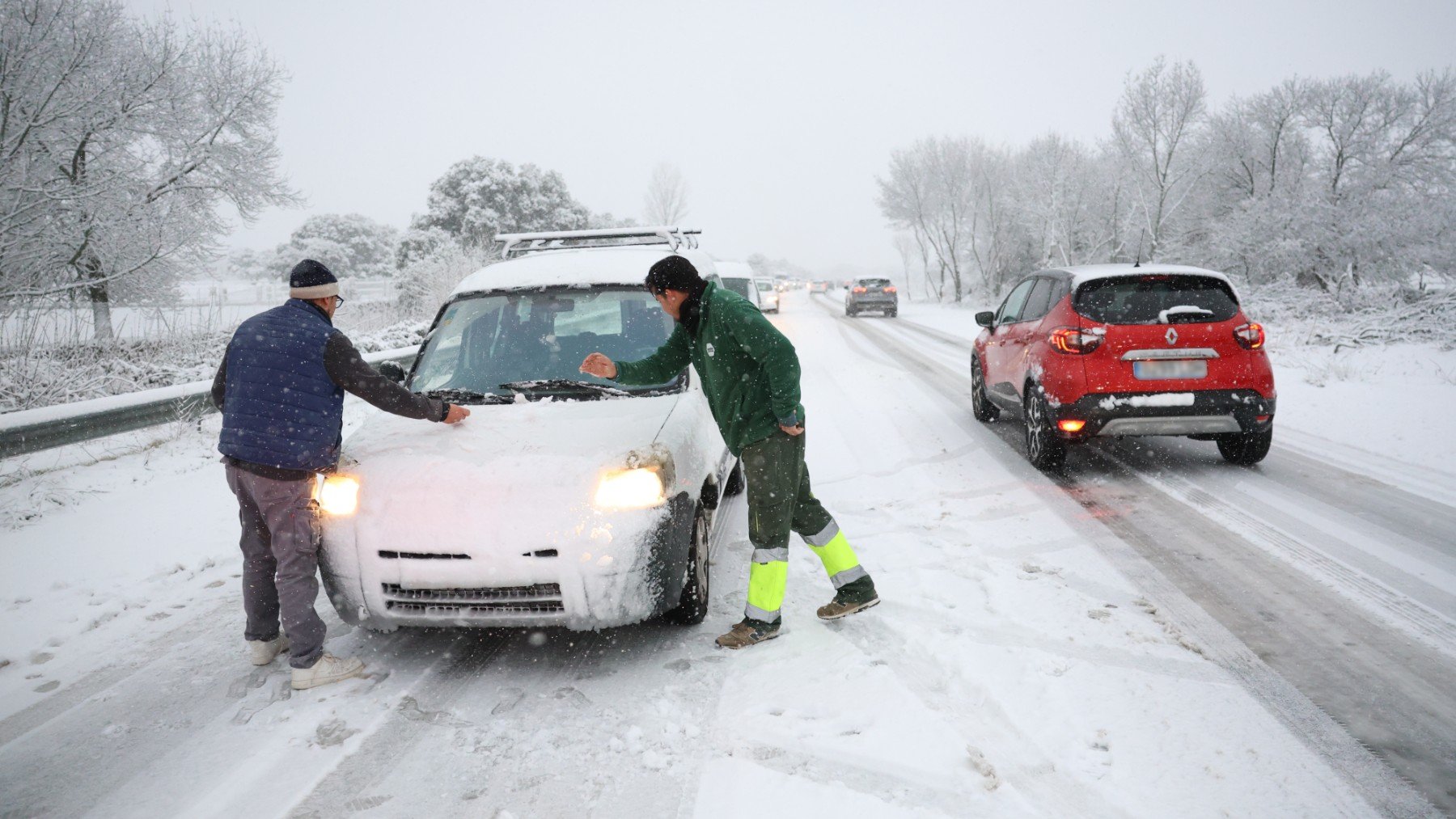 Alerta sanitaria ante la nieve: cómo protegerse del frío, de caídas y ...