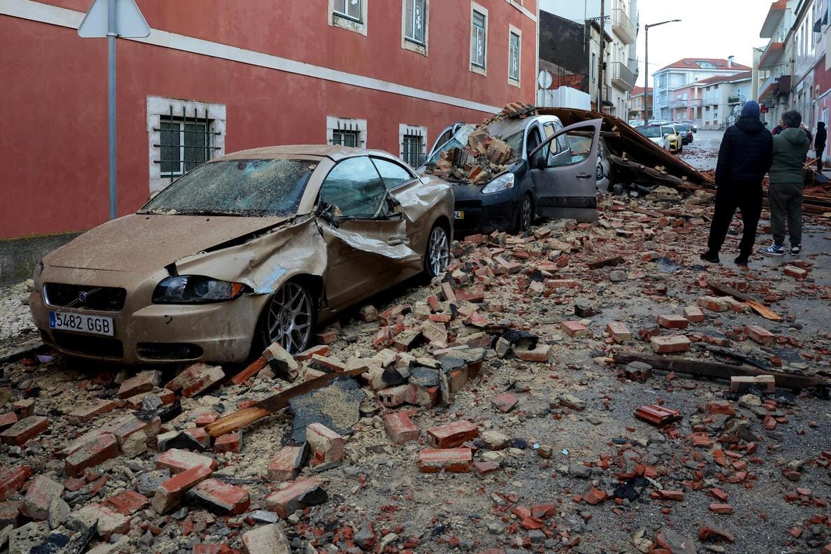 Em pleno cenário de destruição, vai agora cair chuva forte durante a tarde