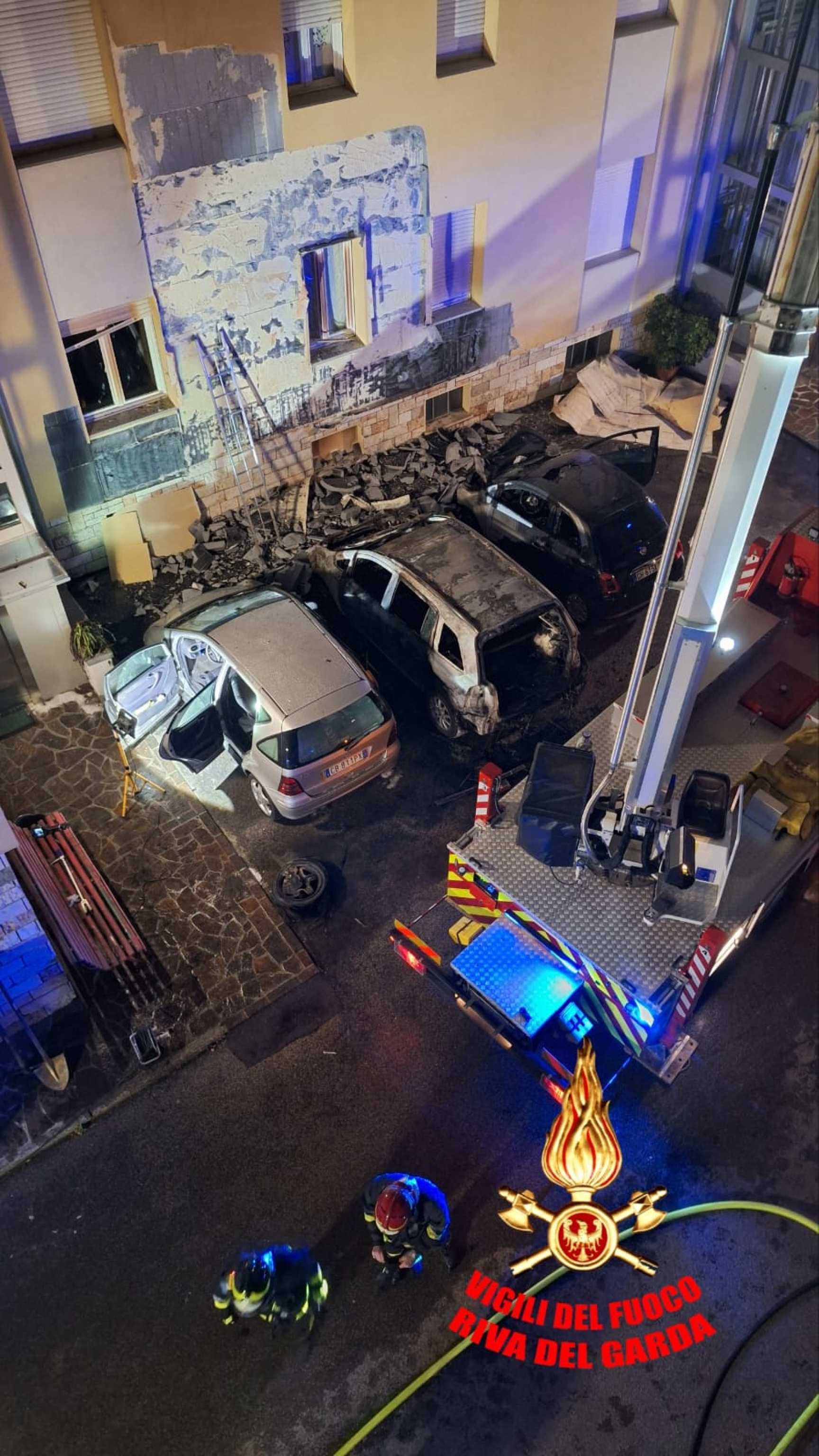 Auto a metano in fiamme a Riva del Garda