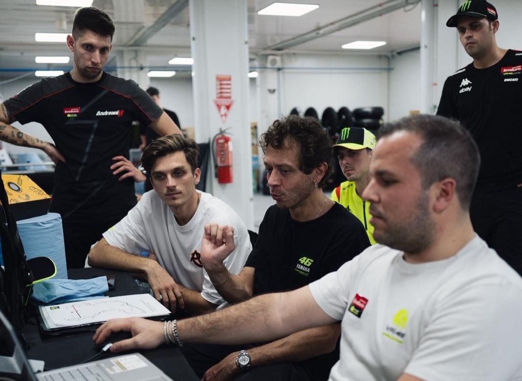 Giliran adik yang ajari kakak, Luca Marini pandu Valentino Rossi ...