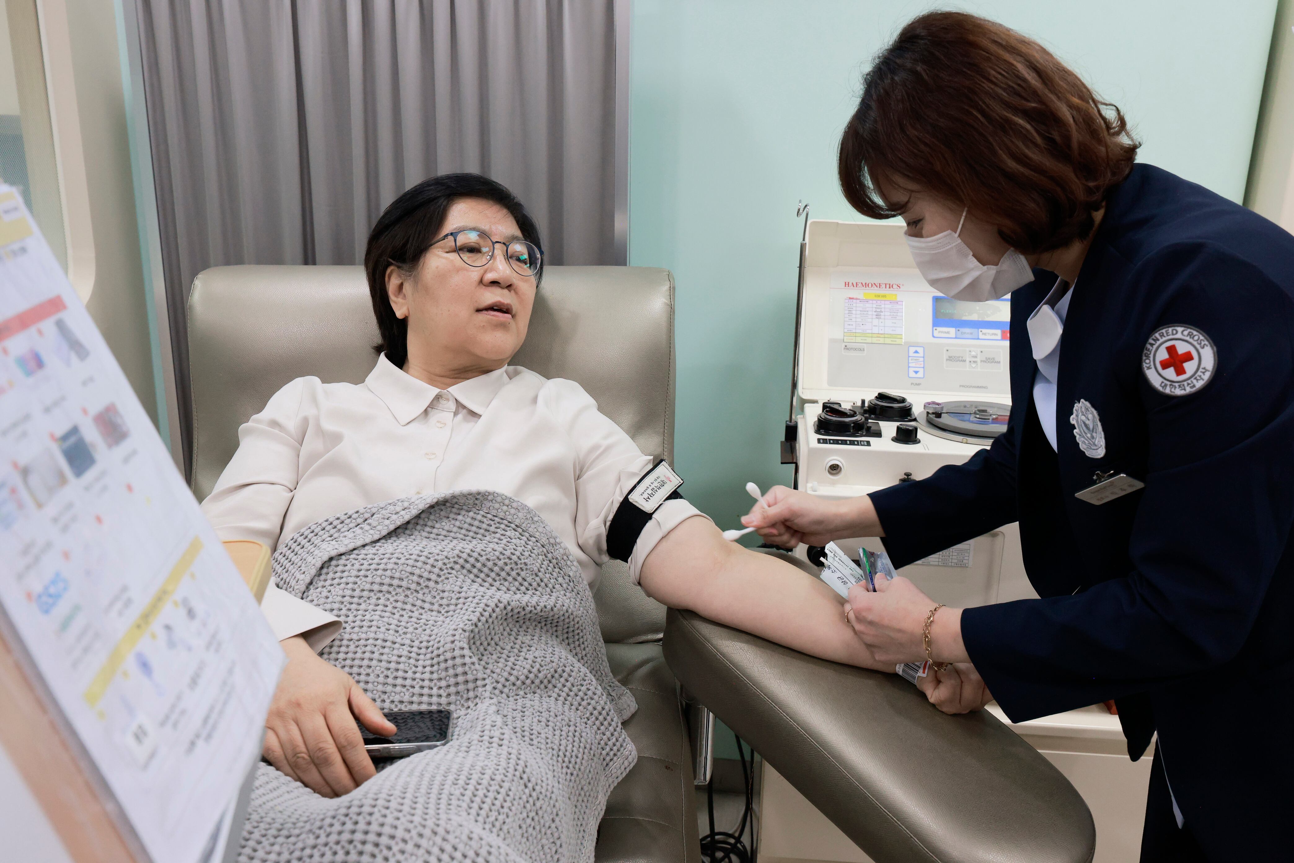 Health minister Jeong urges blood donation with Dubai cookies