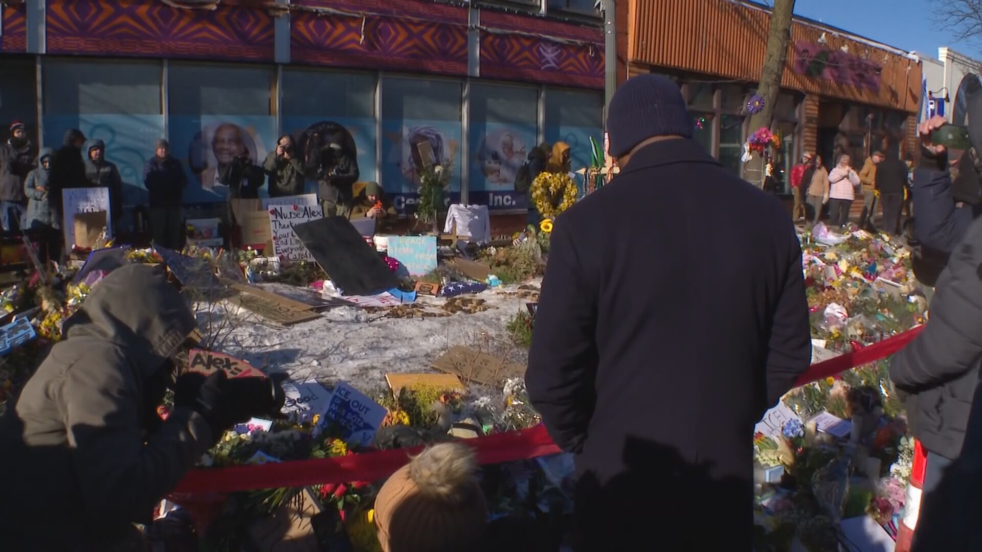 Senator Warnock visits Minneapolis memorial for Alex Pretti