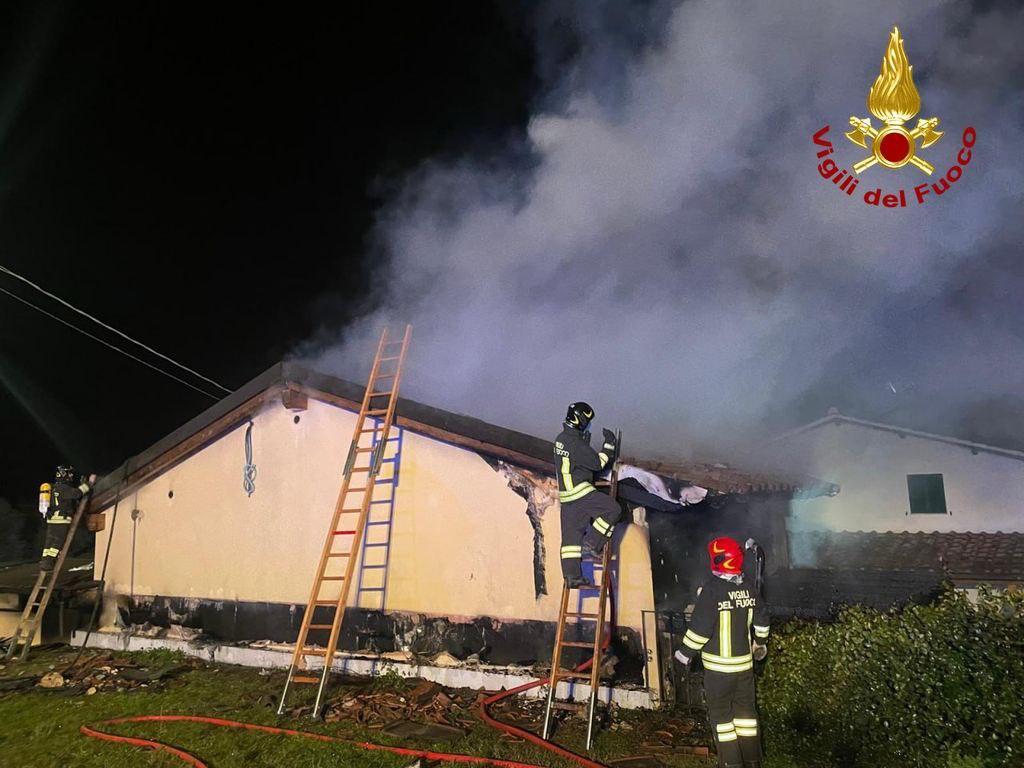 Arliano, incendio nella villetta: lavori di spegnimento proseguiti per ...