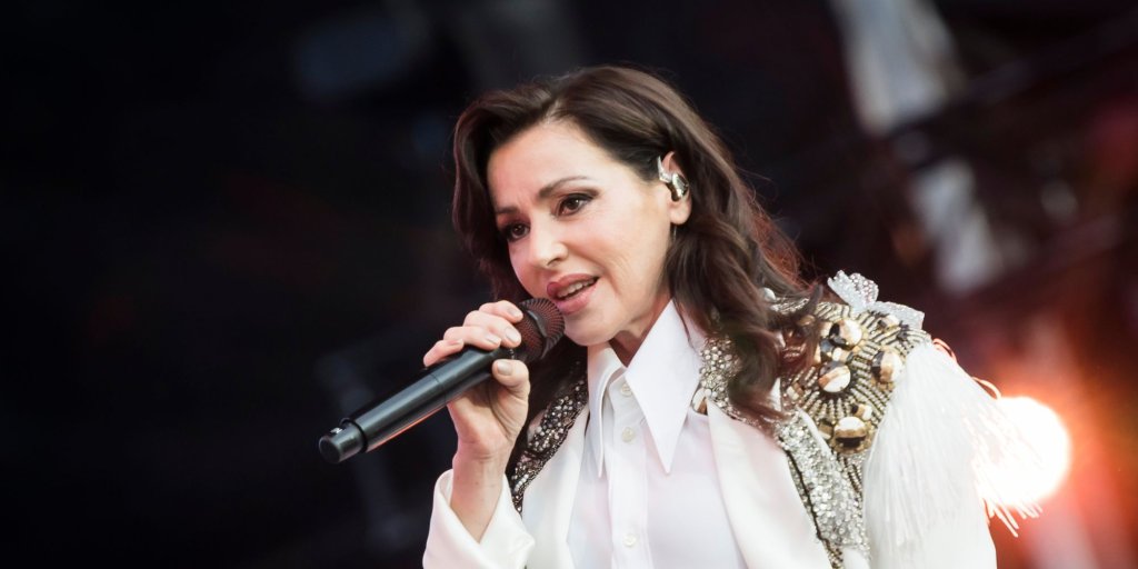 Il m’a tout piqué... : émue aux larmes, la chanteuse Tina Arena révèle ...