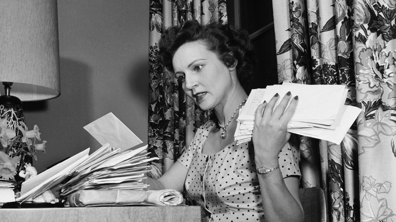 Betty White used a serene and inviting pattern in her '50s living room ...
