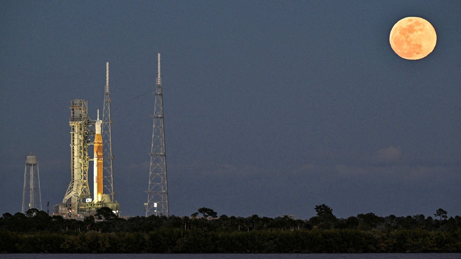 NASA forced to delay moon mission