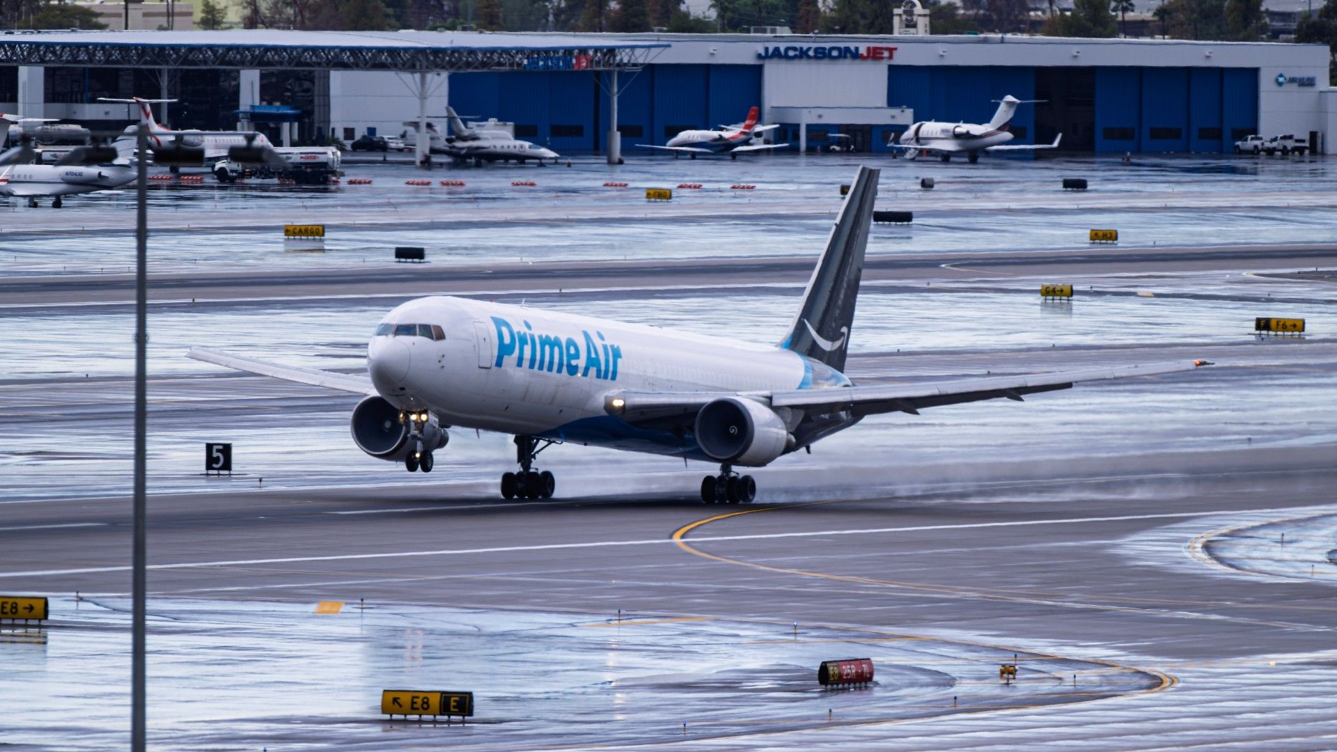 Another wrinkled fuselage: 33-year-old Amazon Air Boeing 767-300F ...