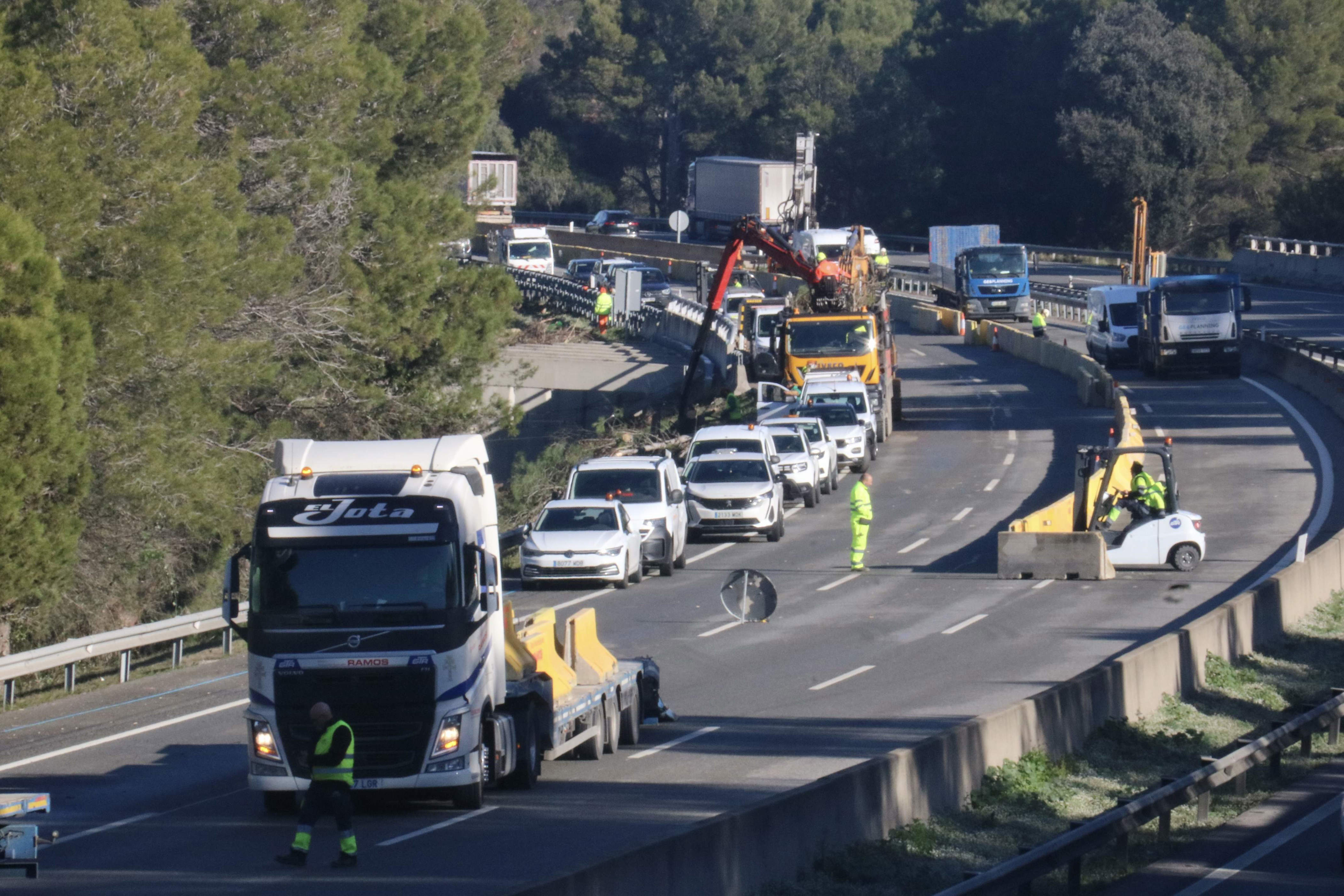 Un accidente entre dos camiones en la AP-7 en Santa Margarida i els ...
