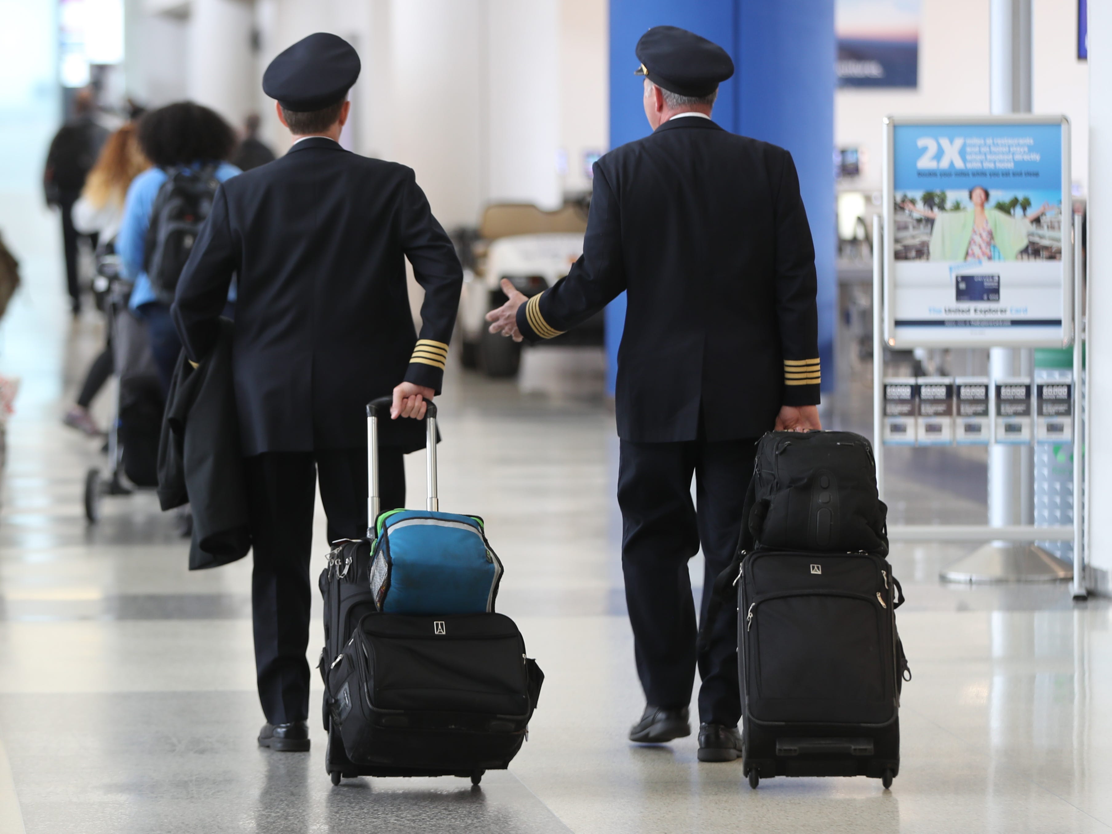 Man's alleged scheme posing as an airline pilot for free flights ...