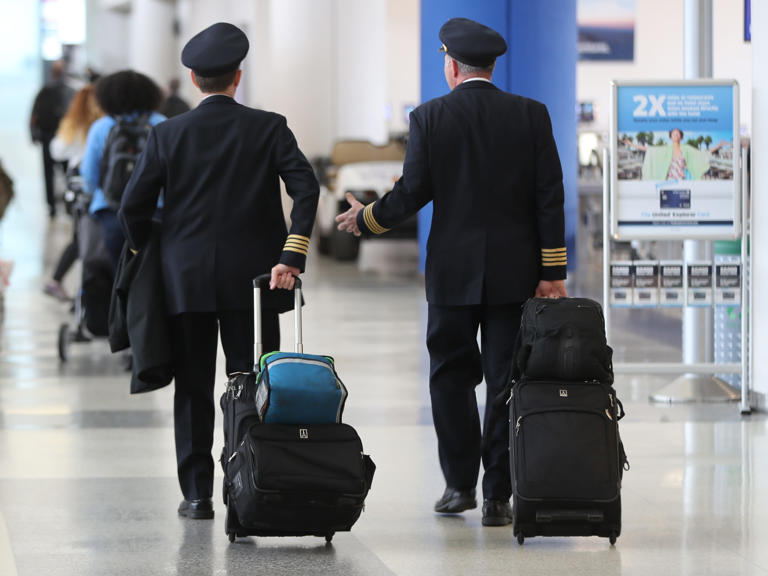 Man's alleged scheme posing as an airline pilot for free flights ...