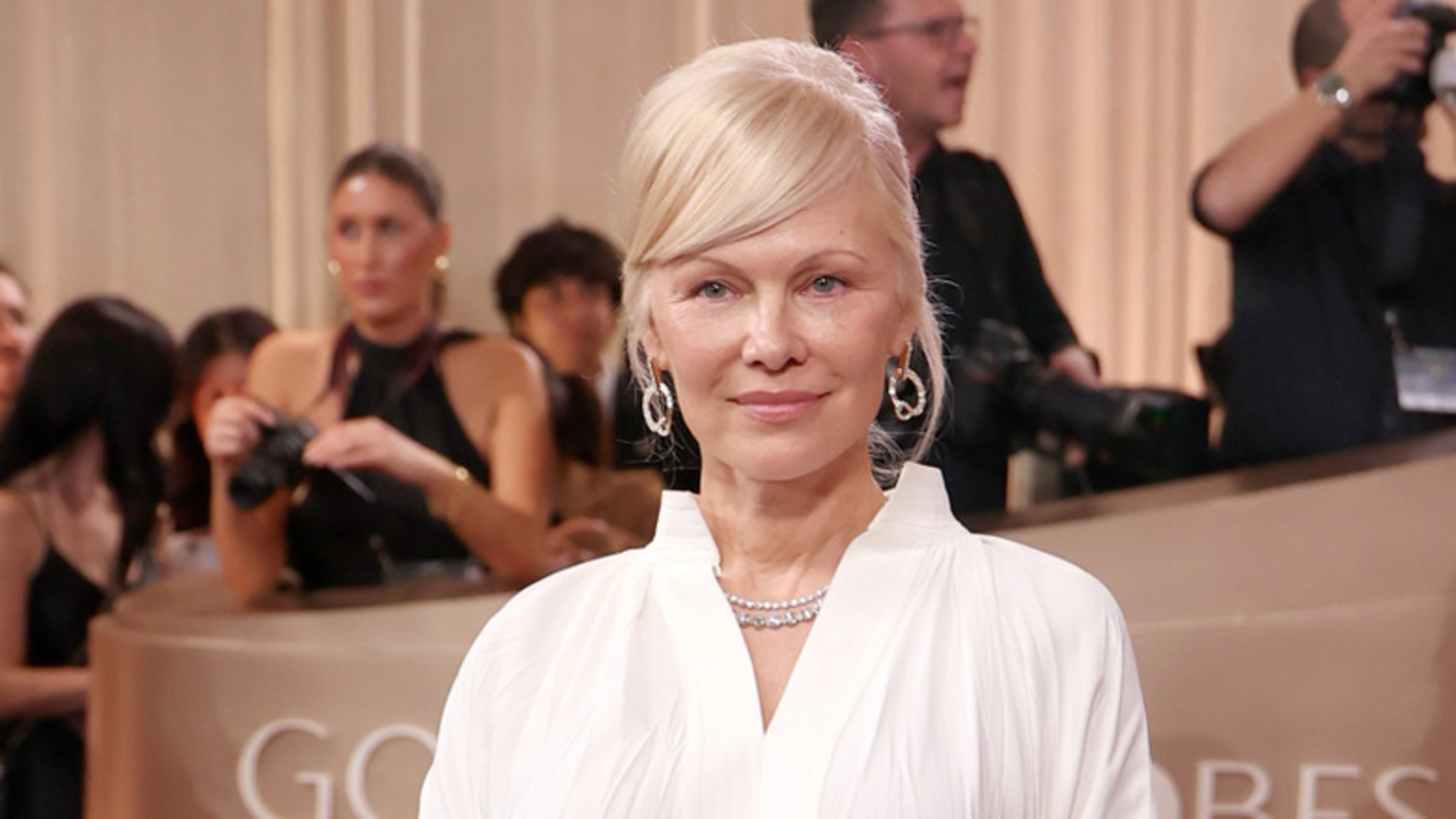 Pamela Anderson is nearly unrecognizable in throwback pic with super ...