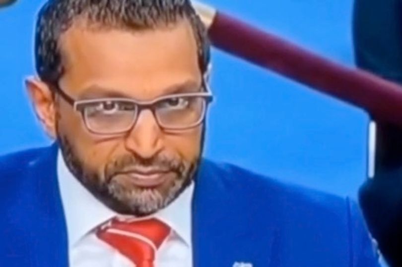 Body language expert weighs in on Kash Patel's alleged 'secret hand ...