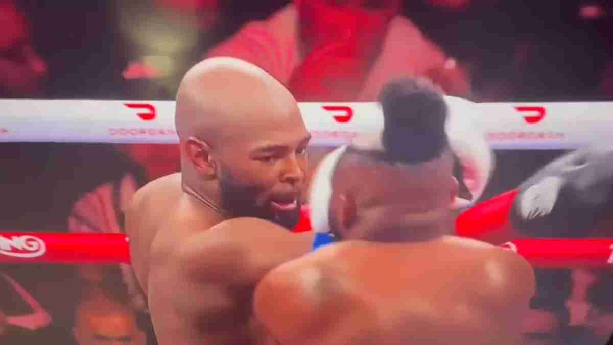 Boxer loses wig after punch during live broadcast fight