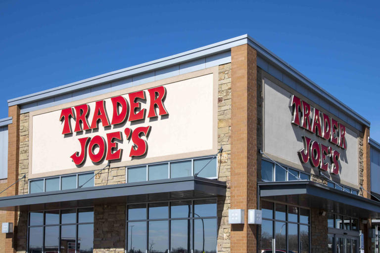 I tried the viral Trader Joe's strawberry mini sheet cake—here's my ...