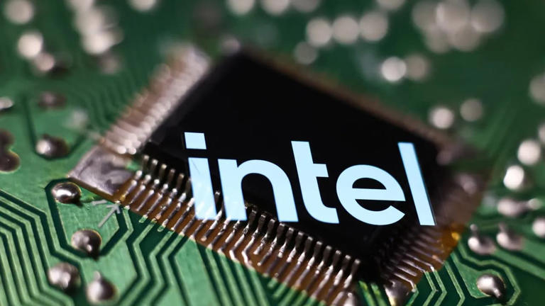 Intel CEO announces foray into GPUs, appoints chief architect
