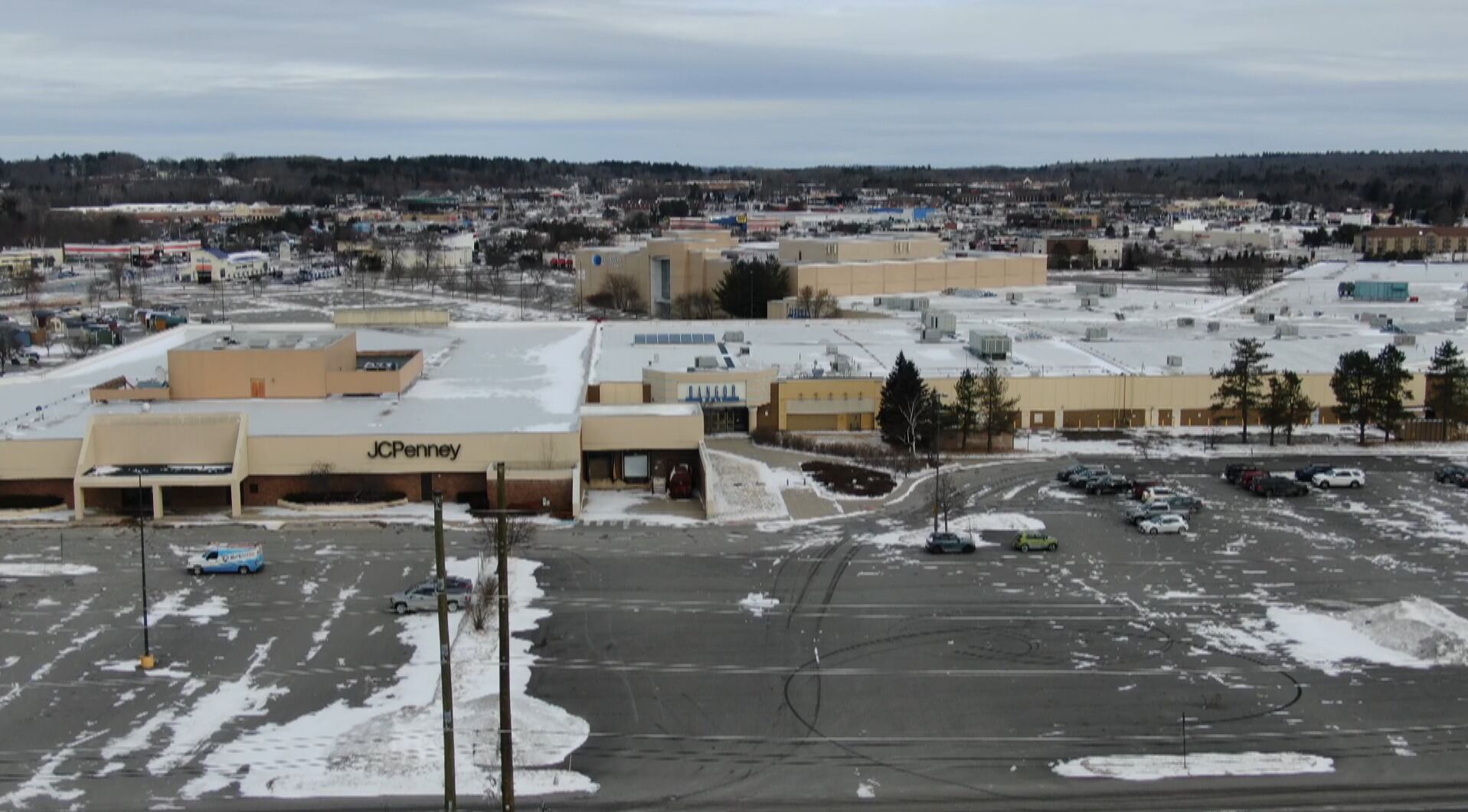 Several Bangor Mall stores closed after city cuts power