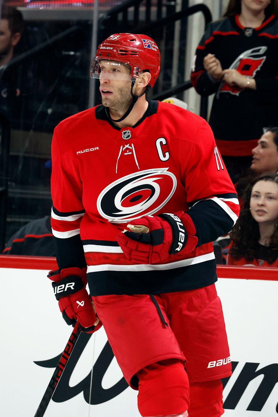 Un but tardif de Staal permet aux Hurricanes de l'emporter 4-3 contre ...