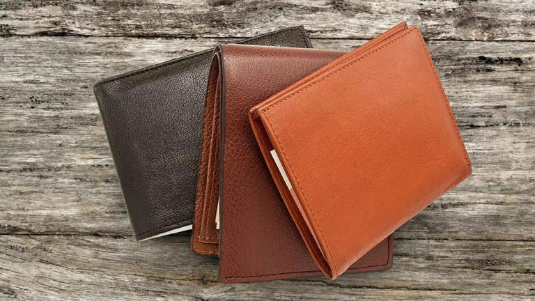 Which color wallet should you carry to attract wealth?