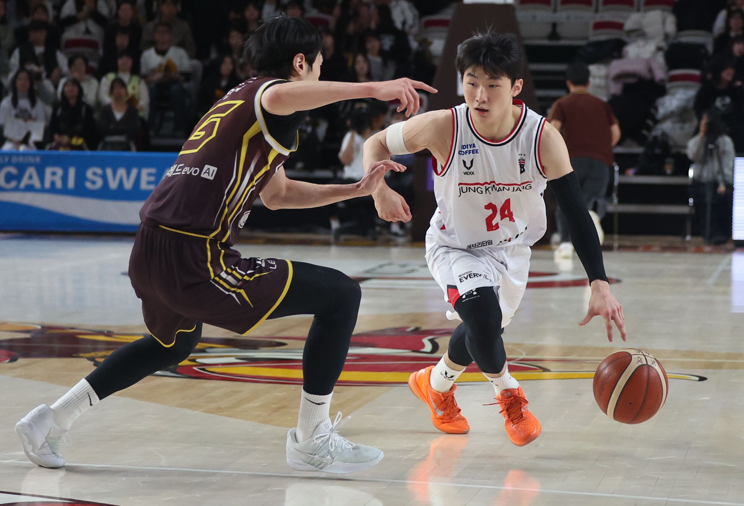 Basketball team adds rookies Moon, Kang, Daniel for qualifiers