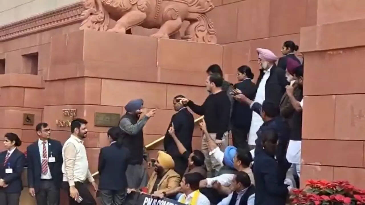 'Traitor' vs 'sadak ka gunda': Rahul, BJP's Bittu face off outside ...