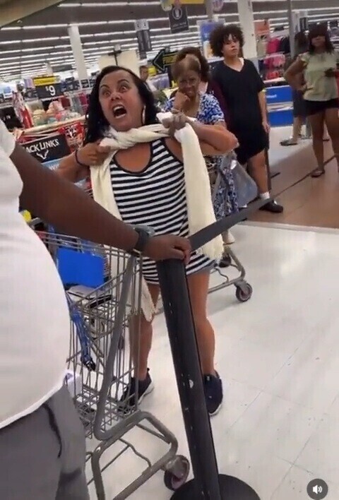 15 photos of Walmart people earning their reputation